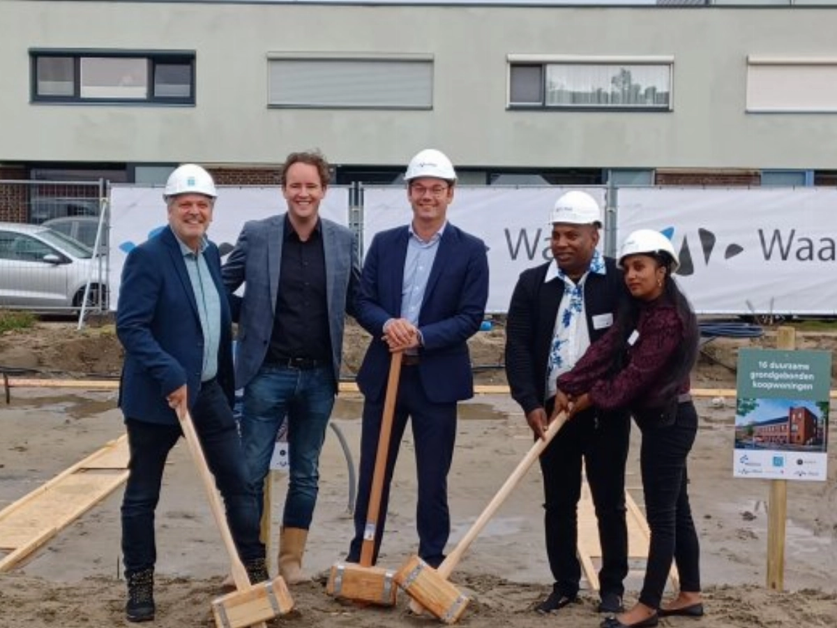 Eerste palen woningen P.C. Hooftlaan geslagen - Maassluis24